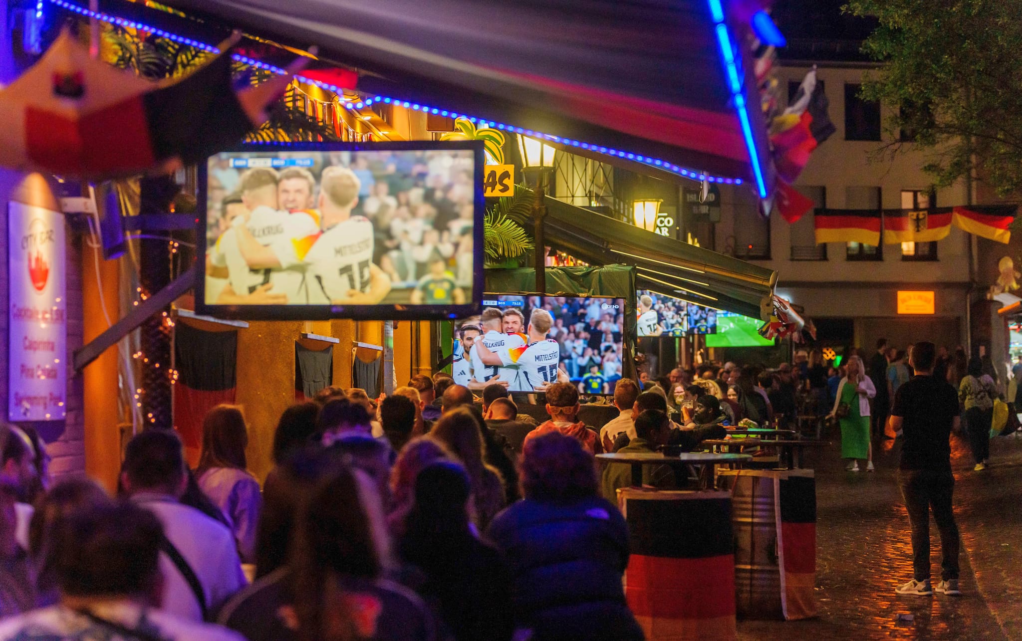 WM 2026 in Deutschland: Public Viewing ohne große Fanmeilen – wo Fans ...