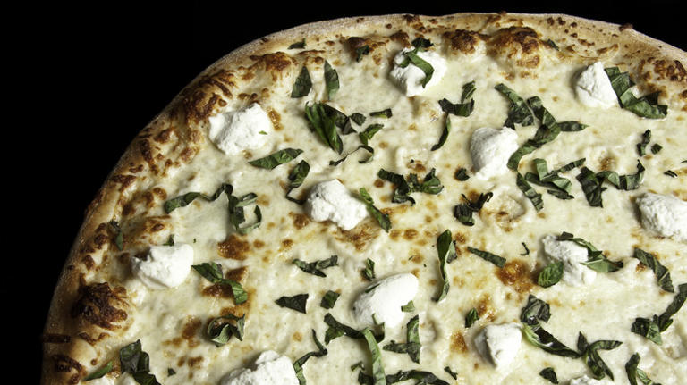 The best Walmart Bettergoods pizza packs 5 kinds of cheese in one bite