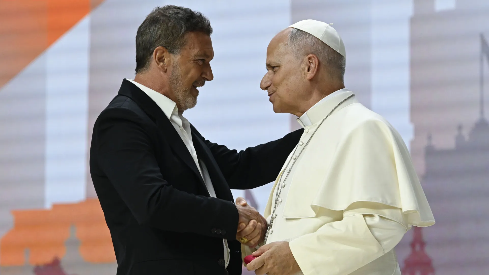 Antonio Banderas emociona plateia ao discursar perante Papa Leão XIV