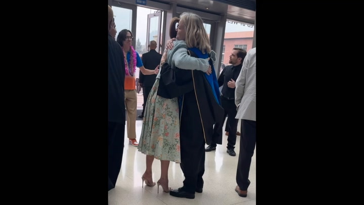 Video relacionado: JLo llora de emoción por la graduación de su hijo ...