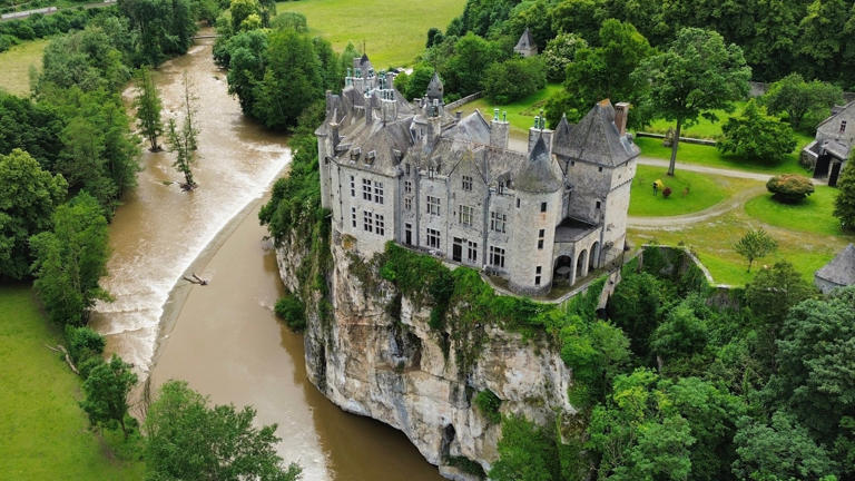 À 3 heures de Paris, ce château du XIIIe siècle à l’allure féérique a ...