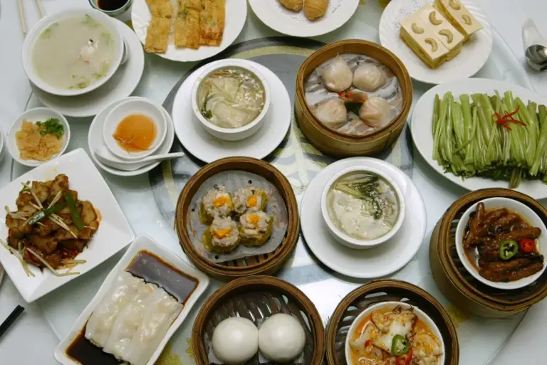 A luta pela alma do dim sum: tradição enfrenta automatização na China