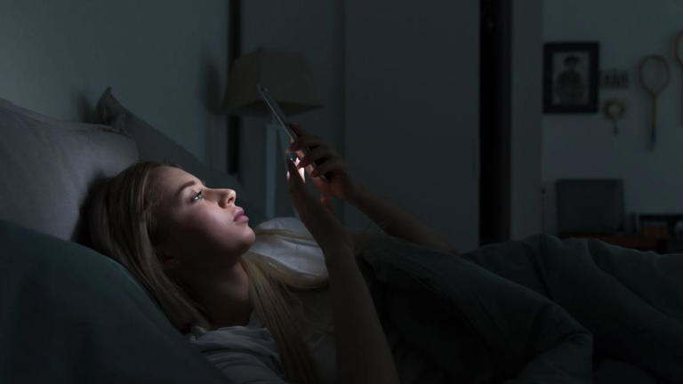 ¿Ver el celular en la oscuridad causa ceguera?
