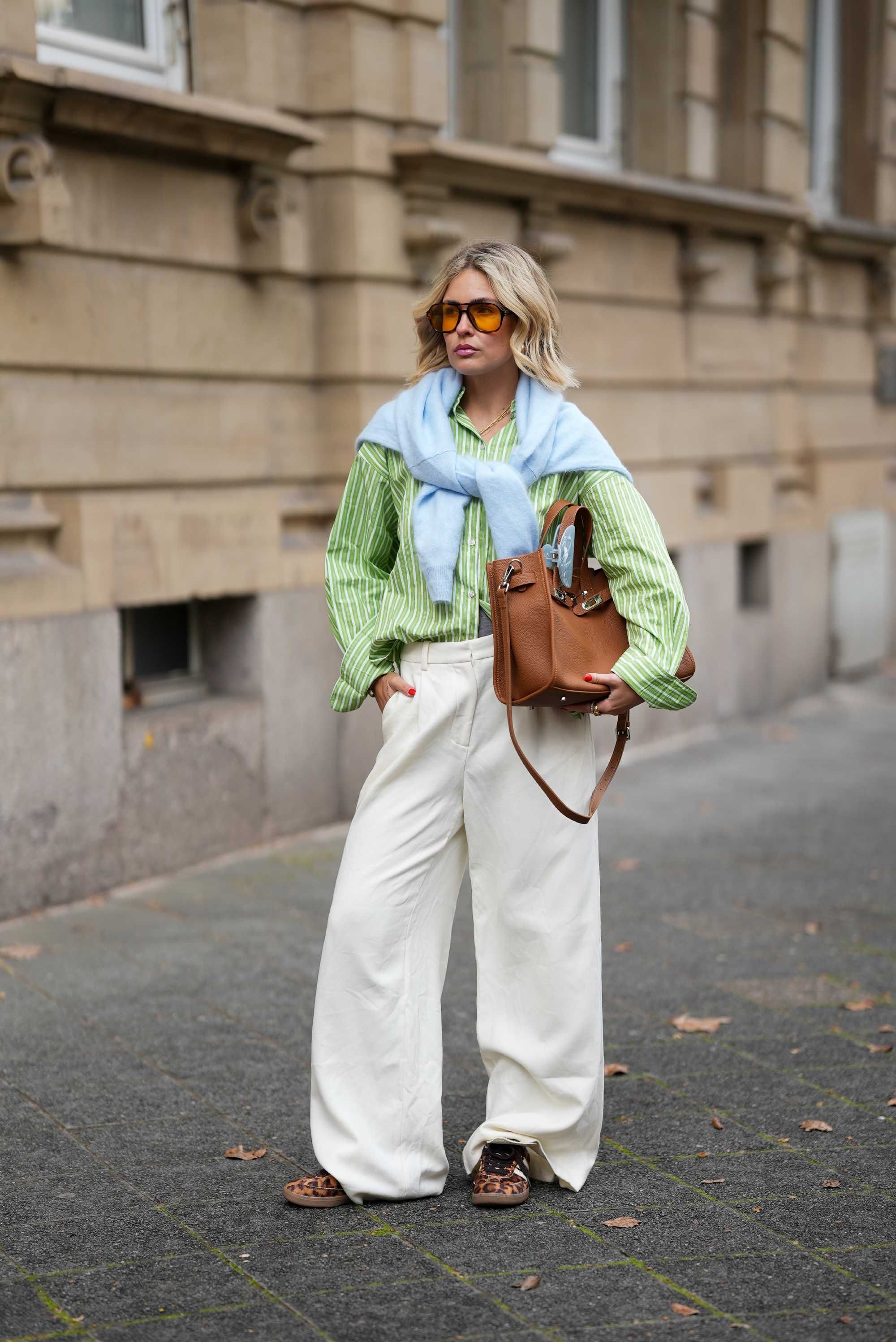 Carolina Herrera inspira las blusas blancas para llevar con jeans ...