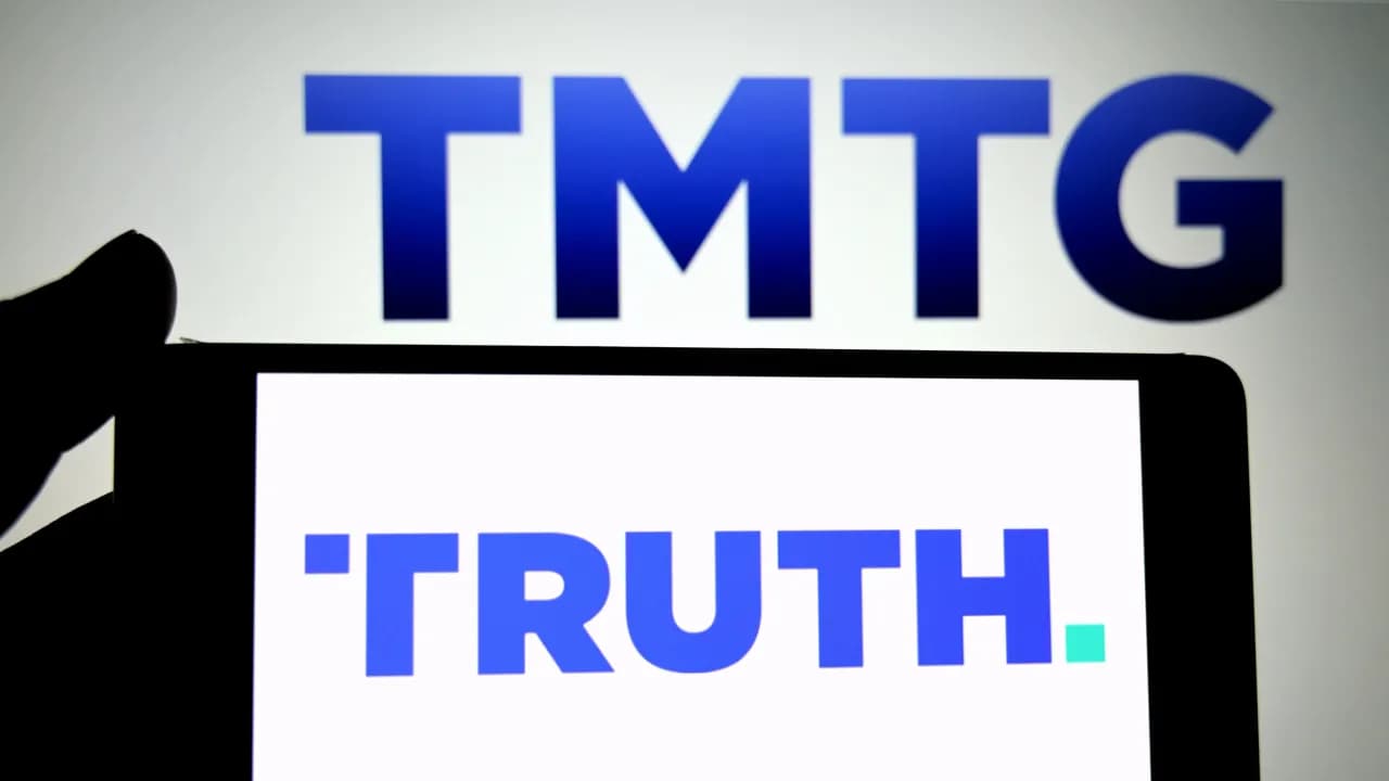 Truth Social spin-off plans scrapped – DJT stock gains after Trump ...