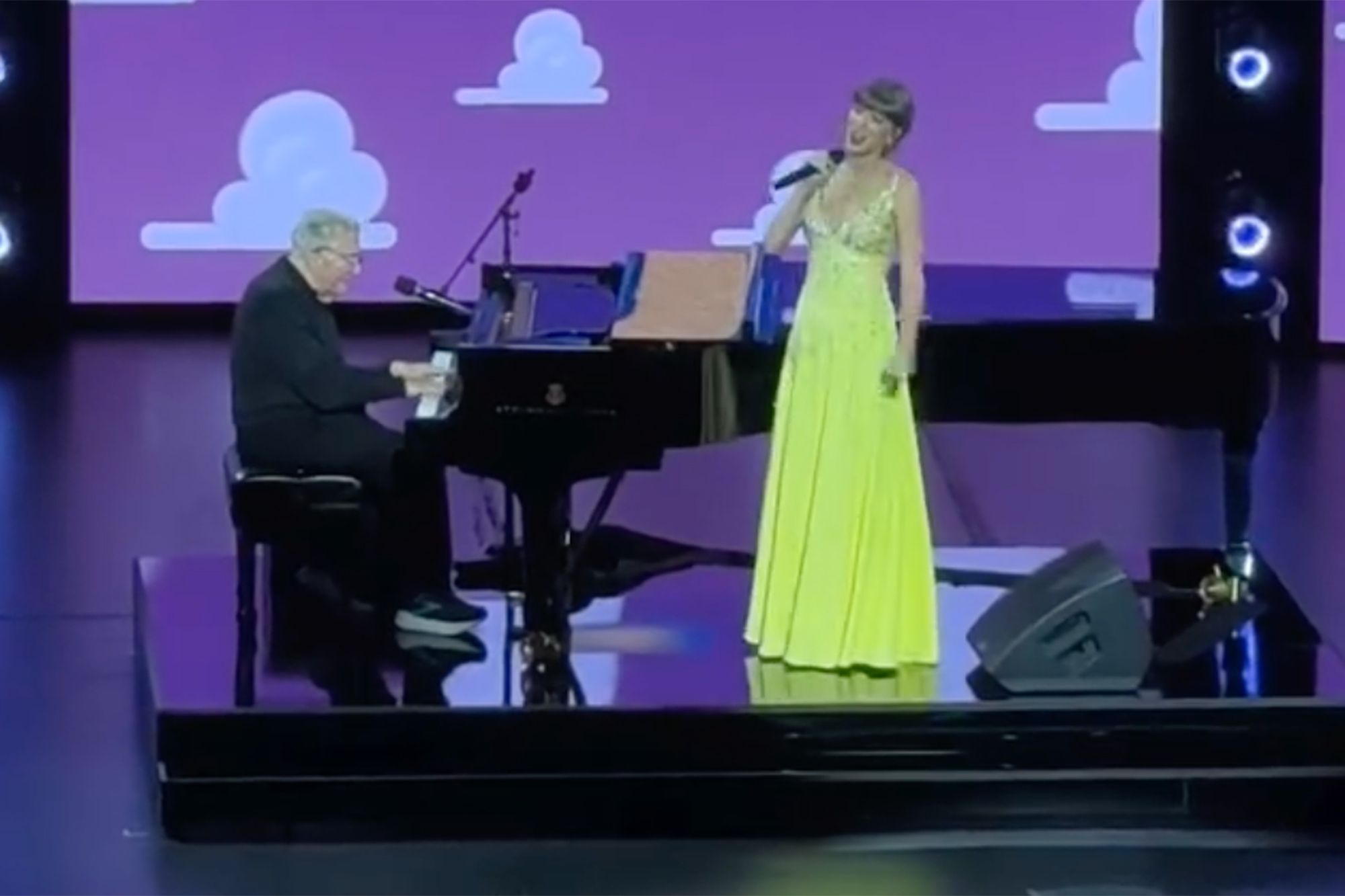 Taylor Swift brings out Oscar-winning legend for rare, emotional 'Toy ...