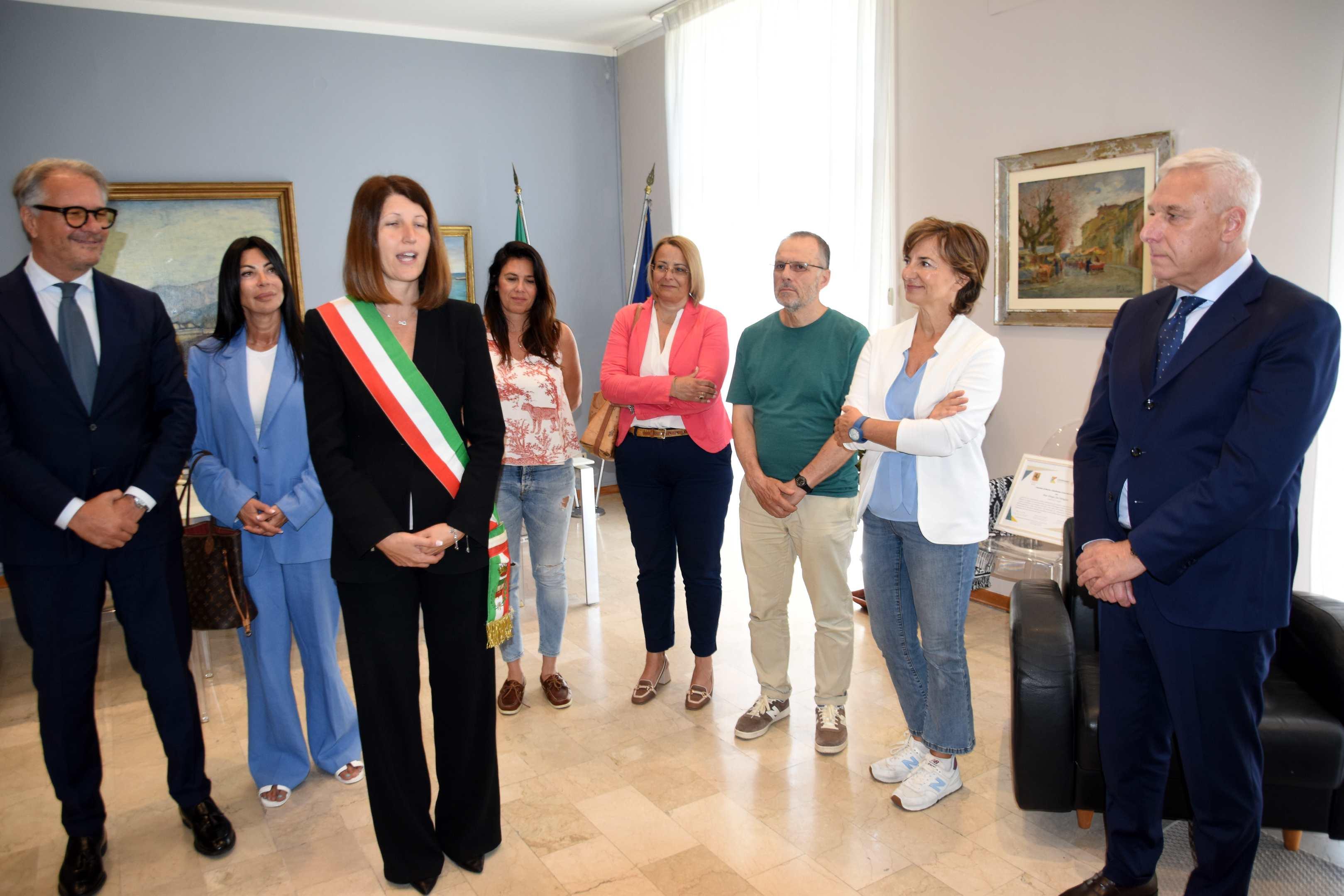 Viareggio, Sara Grilli indossa la sua prima fascia tricolore da sindaca ...