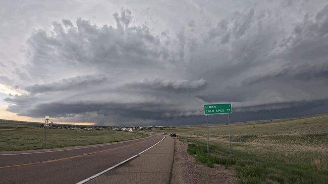 'Crazy' supercell looms over Colorado's Lincoln County