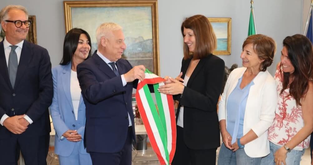 La neo sindaca Sara Grilli riceve la fascia tricolore da Del Ghingaro ...