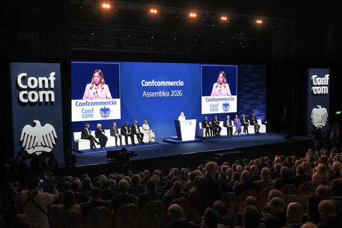 Meloni all'assemblea di Confcommercio: "L'Italia non è la Repubblica ...