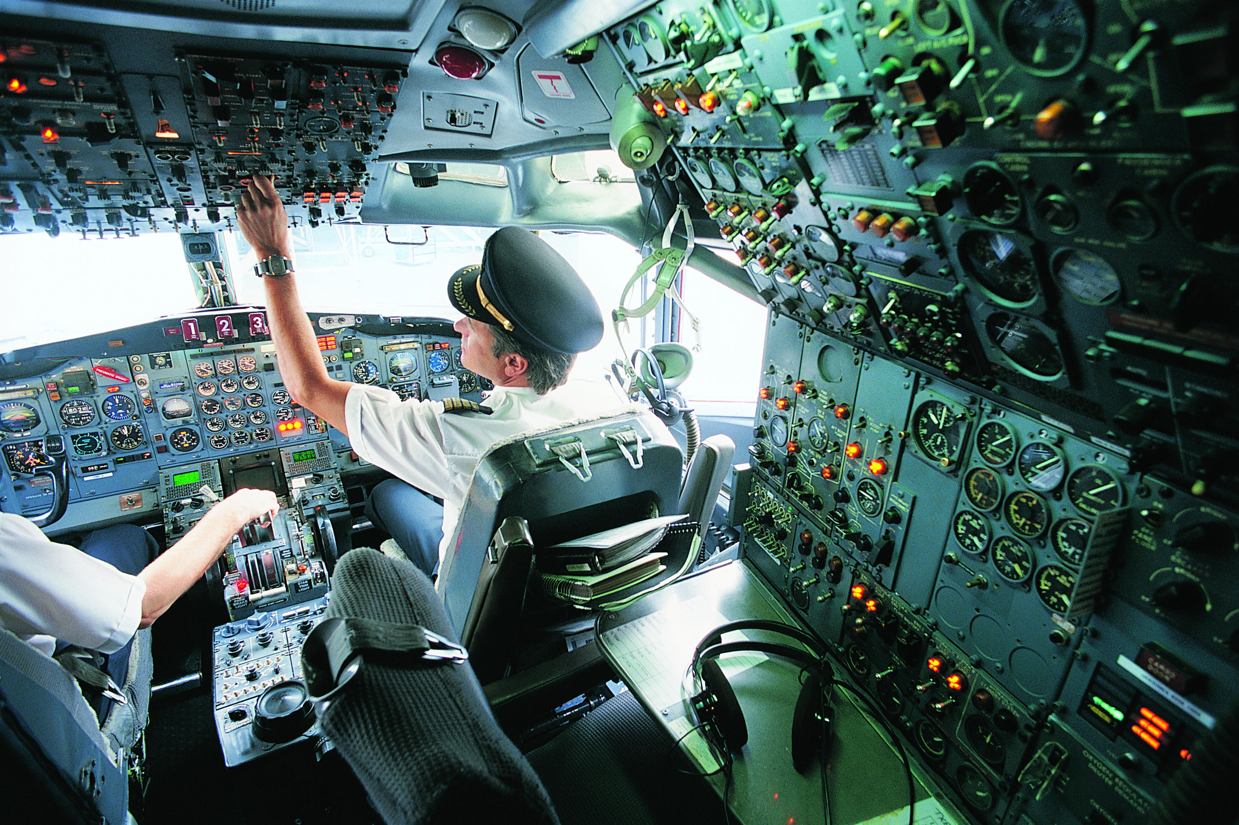 Pilot allegedly flew over 900 commercial flights without a license
