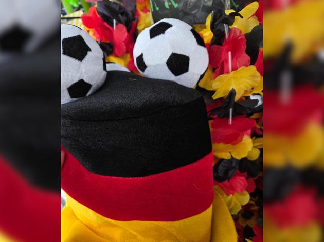 Public Viewing zur WM: Füße im Sand, Fußball auf der Leinwand – hier ...