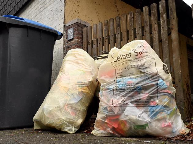 Scharfes Messer im gelben Sack entsorgt: Mitarbeiter muss ins ...