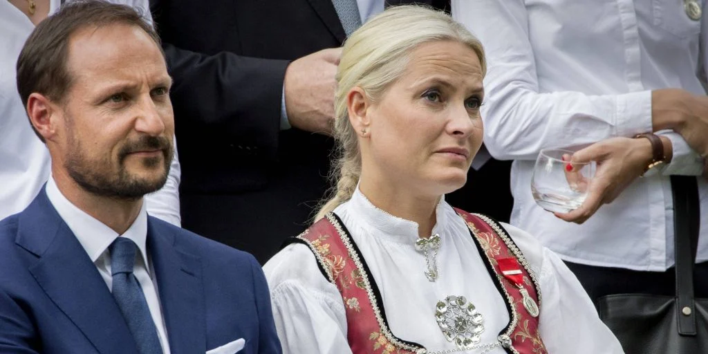 Haakon forlader hospitalet efter dage ved Mette-Marits side