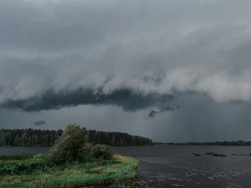 9 signs that "mild weather" forecast is actually hiding something far ...