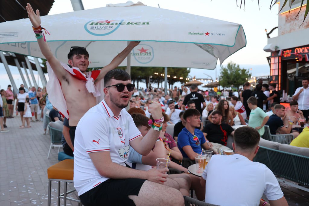 Spain to 'turn volume down' on England World Cup games
