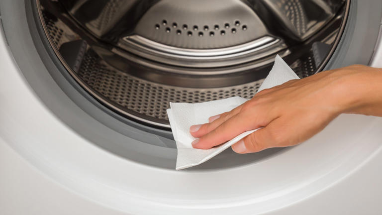 Lynsey Crombie just showed us the easiest way to deep-clean a mouldy ...