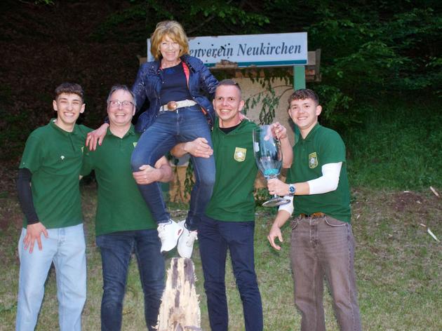 Barbara Liese schießt in Neukirchen den Vogel ab