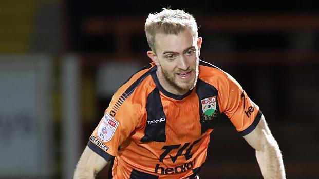 Cambridge sign Barnet striker Stead