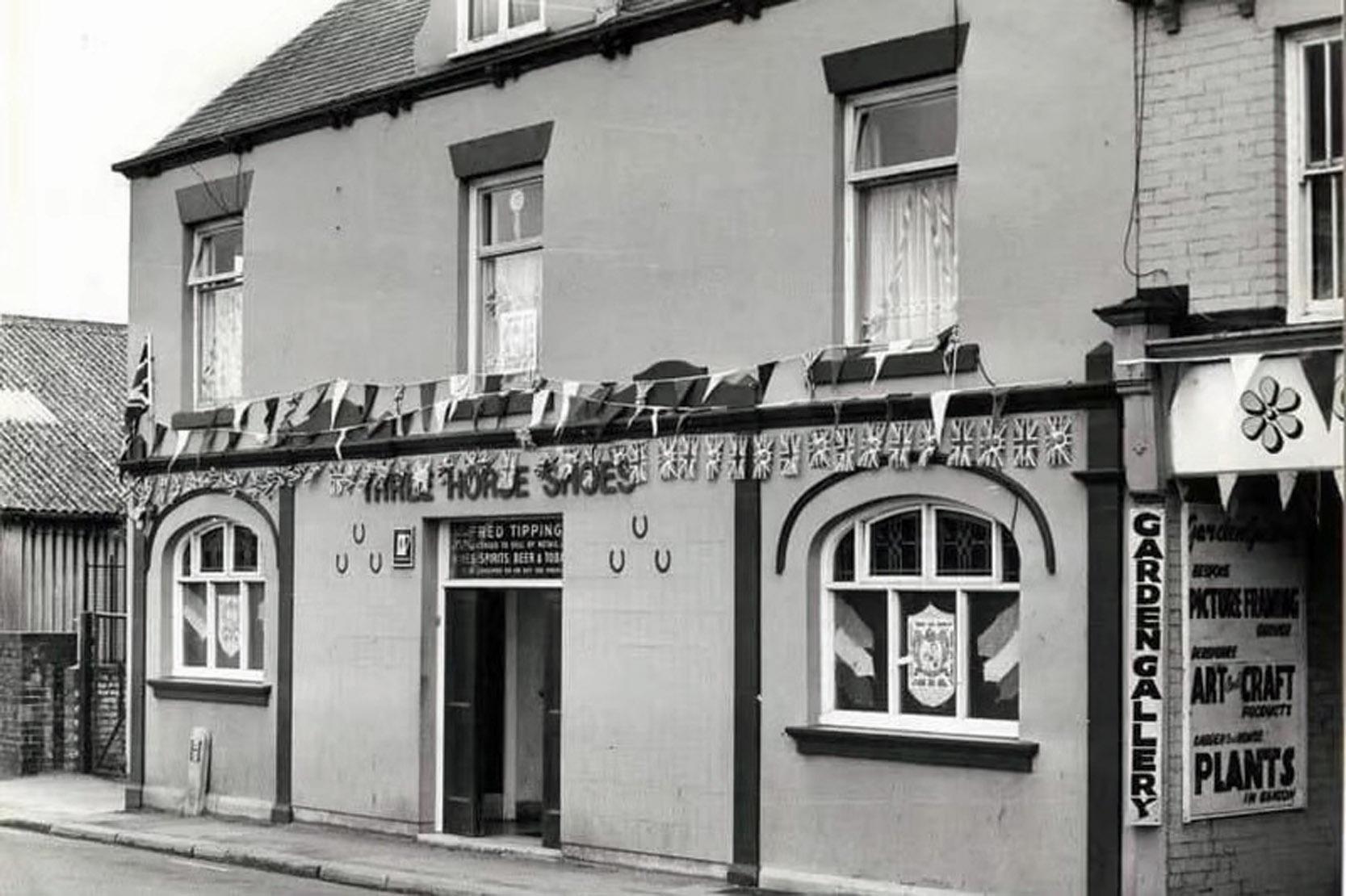 Watch: Neil Anderson looks back on legendary Chesterfield pub The Three ...