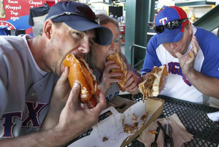 Everything's bigger in Texas: Here are 4 iconic stadium foods in Dallas ...