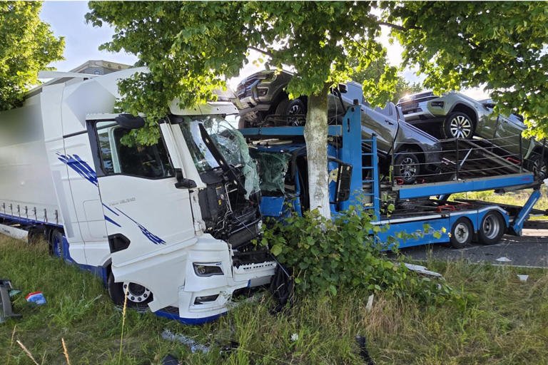 Auto kommt von Straße ab: Vollsperrung nach schwerem Crash in Leipzig