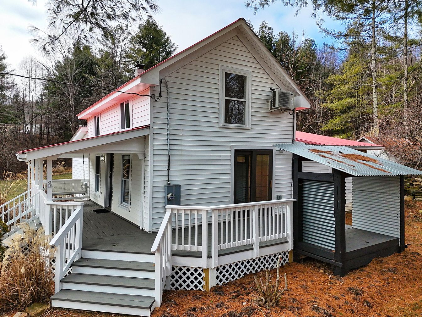 Charming 1870 farmhouse in Virginia, set on 4.21 acres with a log ...