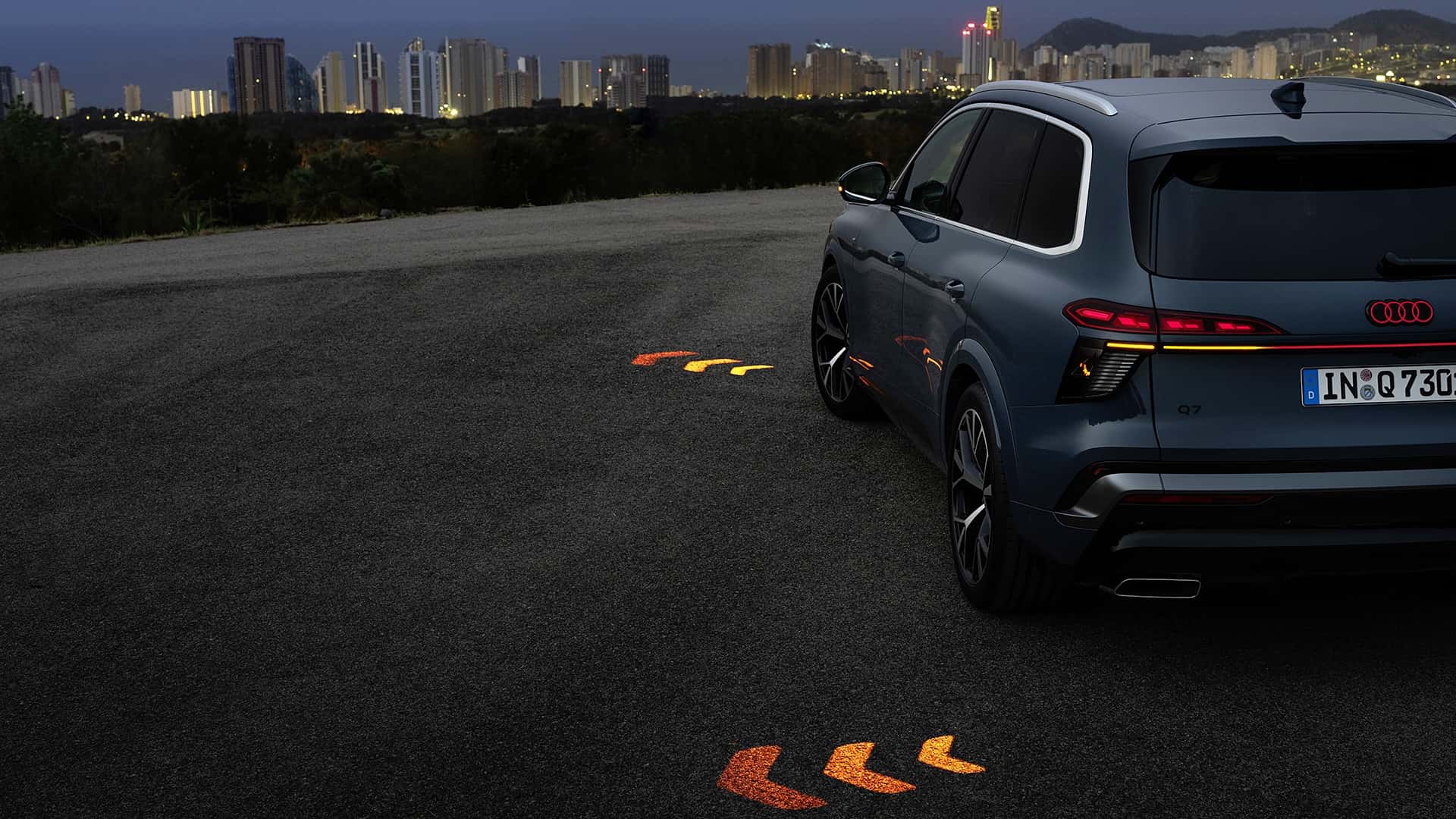 La nuova Audi Q7 proietta le frecce sull'asfalto, ma come fa?
