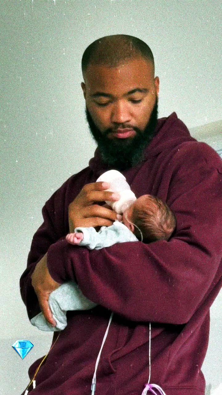 Marvin, le papa des jumelles de Kelly Vedovelli, en plein repas avec l ...