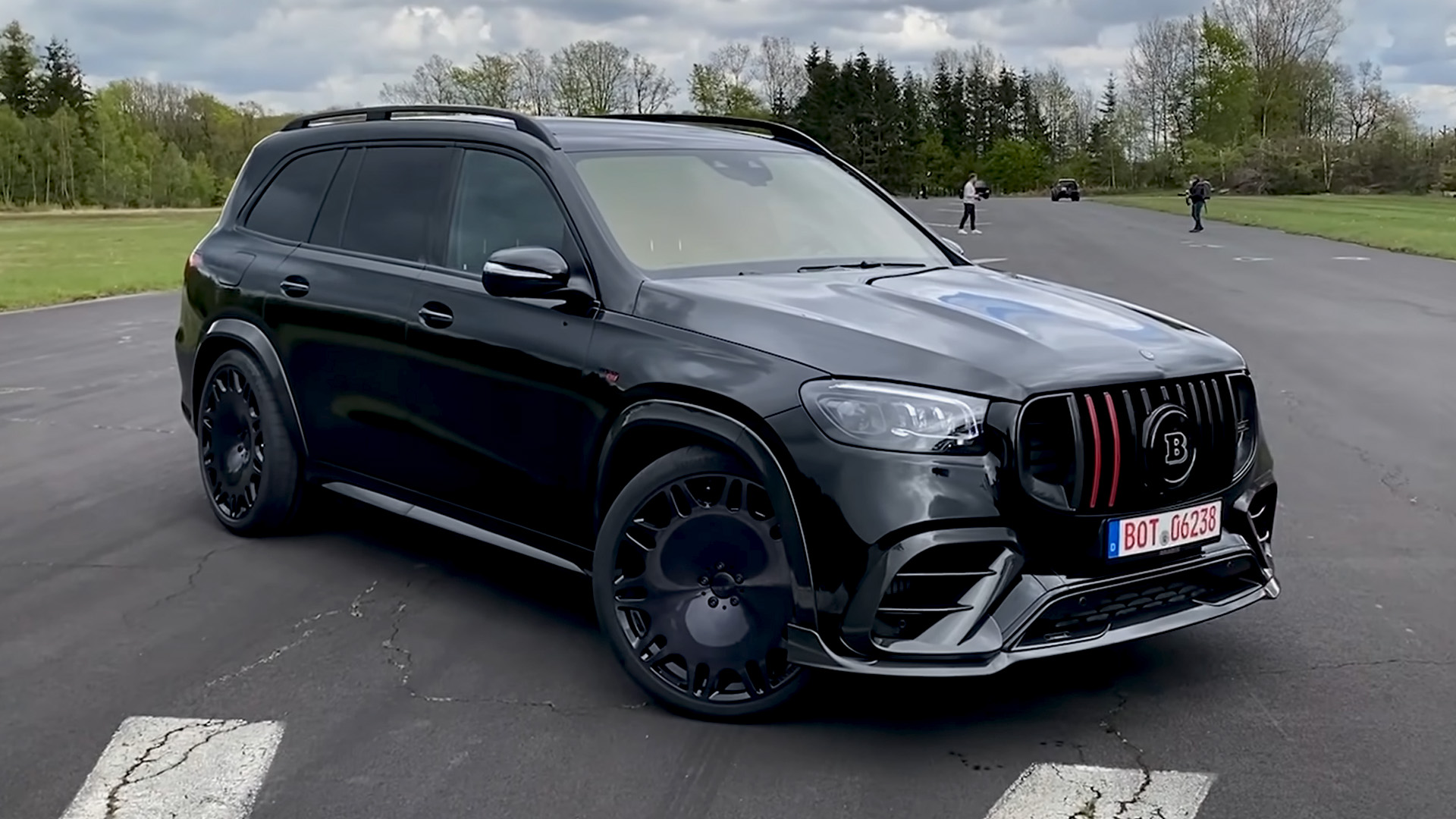 Aggressive Brabus GLS800 with massive 800 horsepower performance
