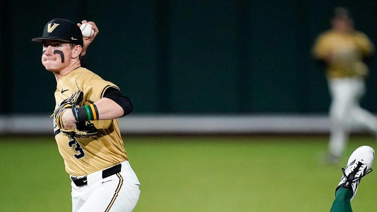 Oregon Ducks baseball transfer portal tracker: Who's coming and going