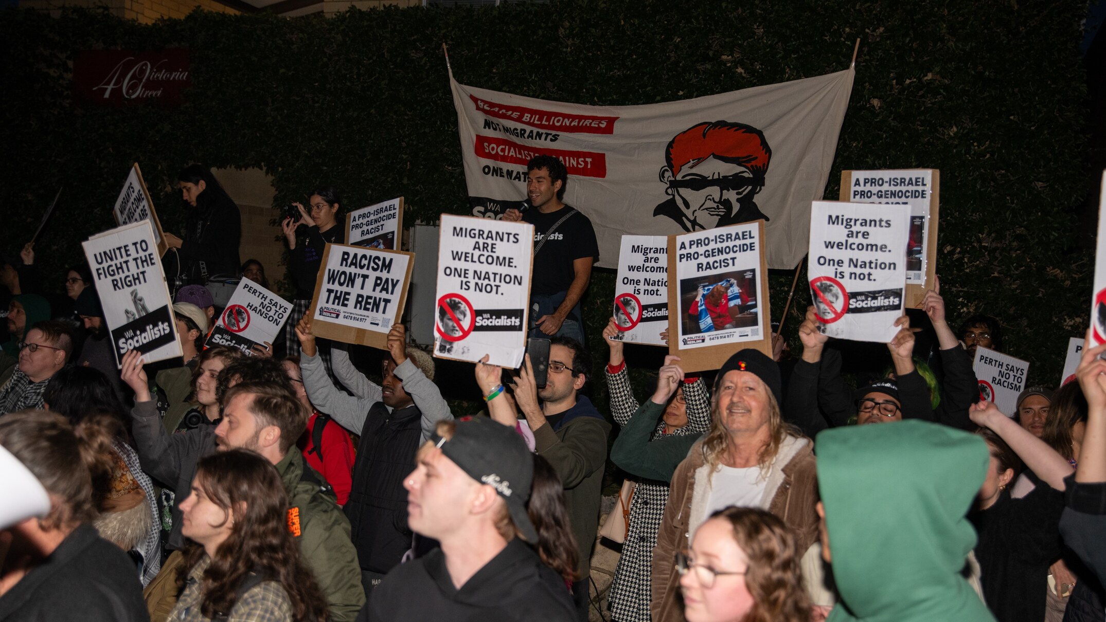 Hundreds protest as One Nation leader Pauline Hanson greets supporters ...