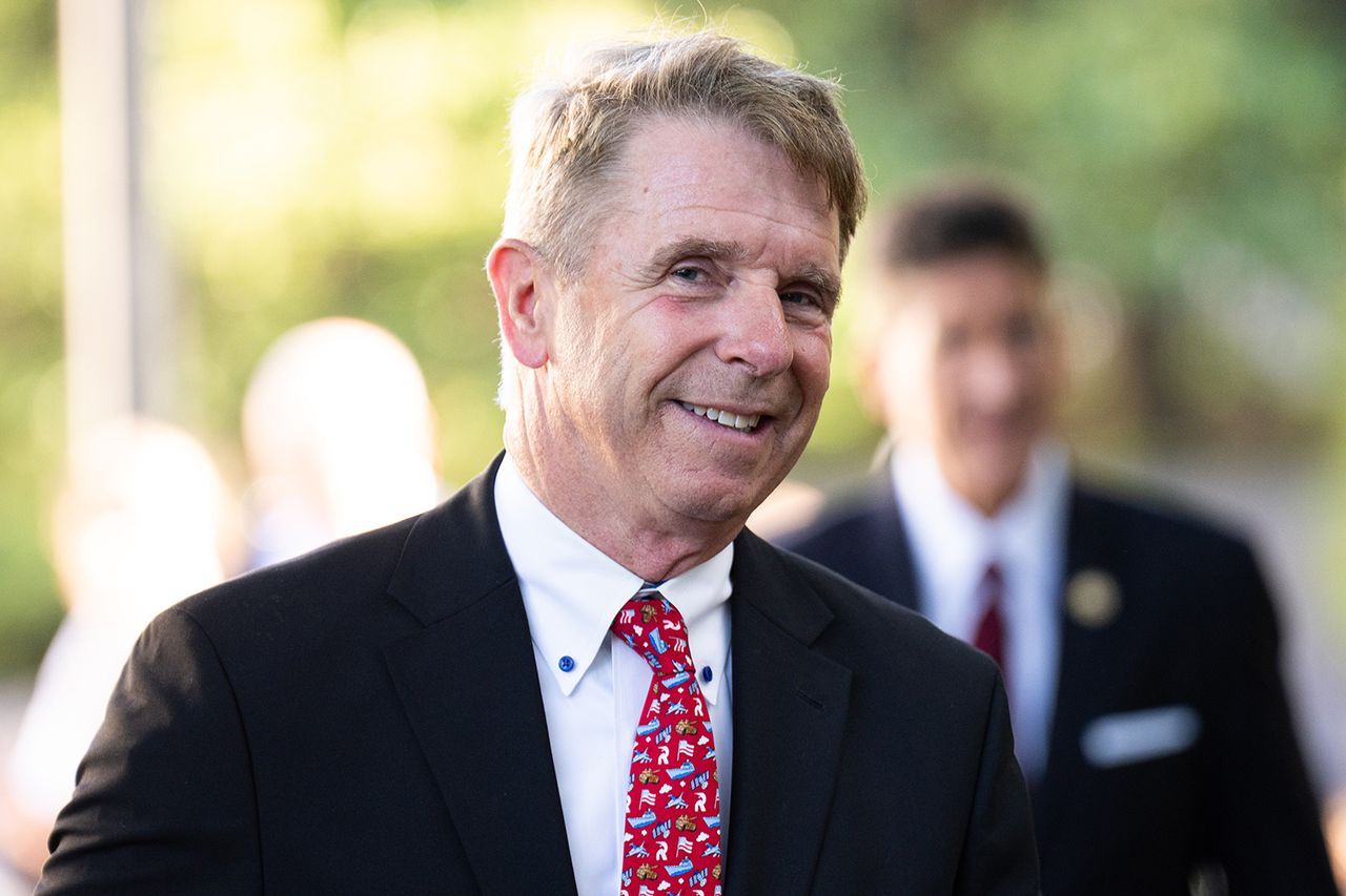 GOP congressman appears to fake minute-long phone call to avoid ...