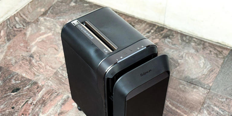The Fellowes Powershred LX220 is a home office shredder that pros can ...