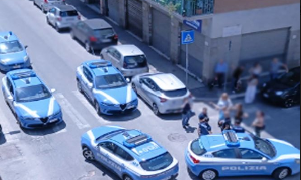 Minaccia con una spada passanti e compagna e la carica in auto con la ...