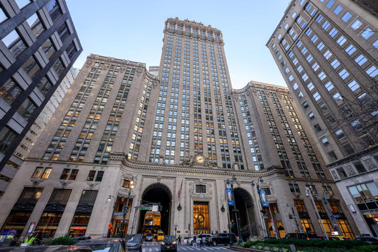Famed NYC office building seeks a $670M sale — after last trading hands ...