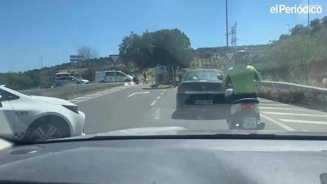 Un camión cisterna volcado en la rotonda de la carretera de Casar de ...