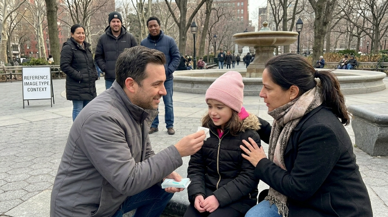 Dad pretended to pick up a lost child, and strangers immediately stepped in