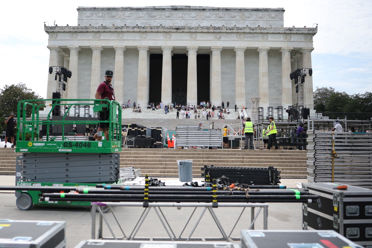 Construction for UFC stage at Lincoln Memorial has tourists fuming