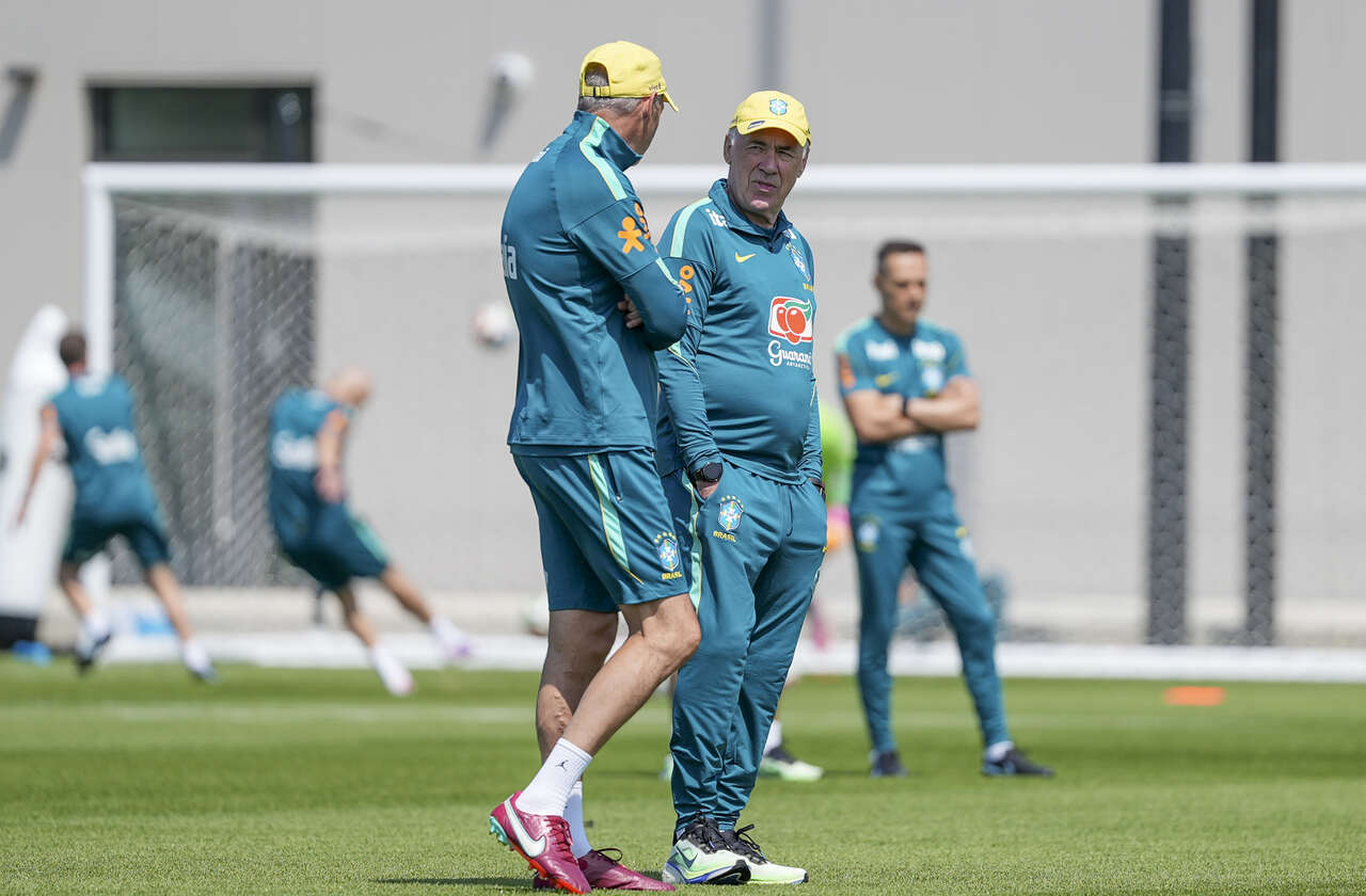 Confira como foi o trote de Ancelotti no treino da Seleção Brasileira