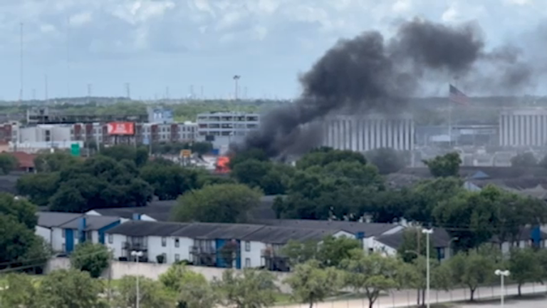 Firefighters respond to apartment fire near South Loop, Houston Fire ...
