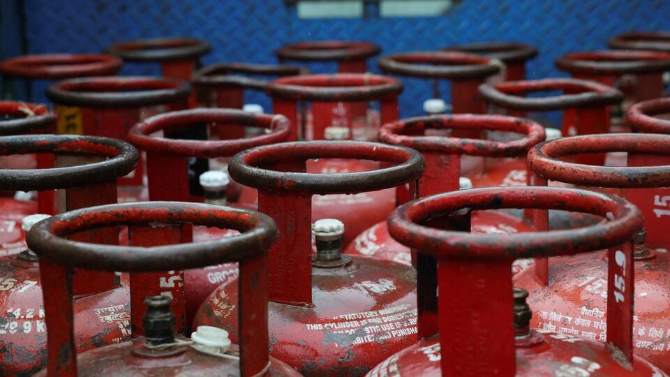 Centre pushes LPG users to switch to piped natural gas amid supply strain