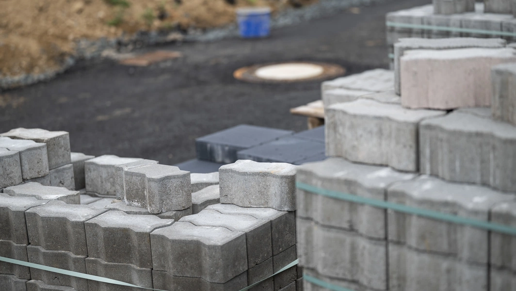 Natural stone paving trend replaces concrete in 2026 makeovers