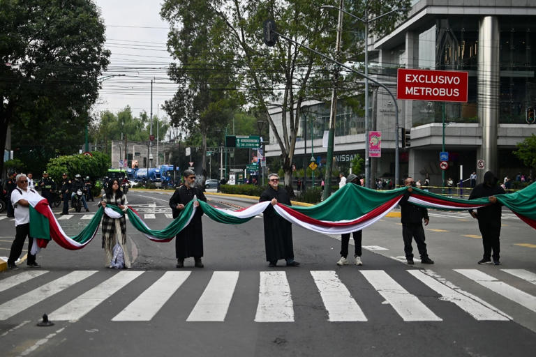 CNTE marchó en Reforma e Insurgentes y amaga con bloquear el AICM; SSC ...