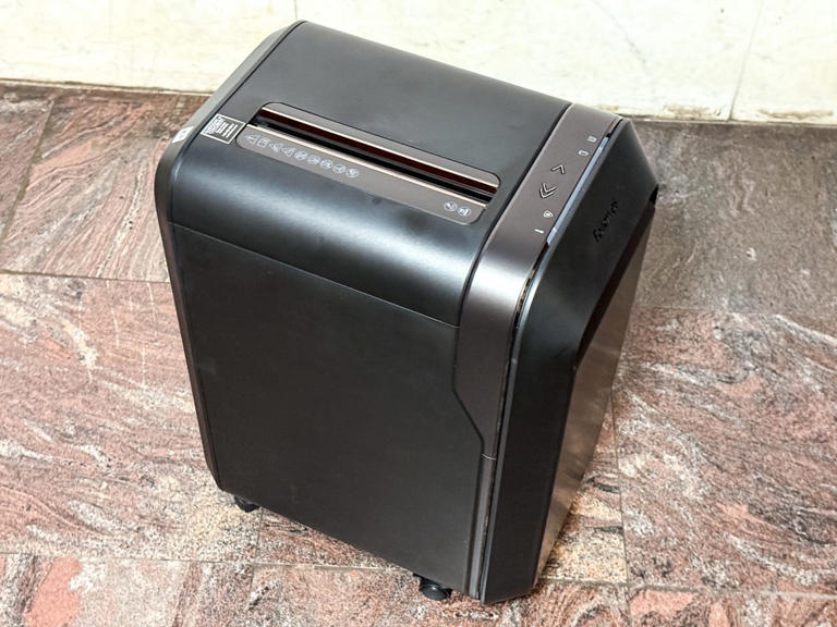 The Fellowes Powershred LX220 is a home office shredder that pros can ...