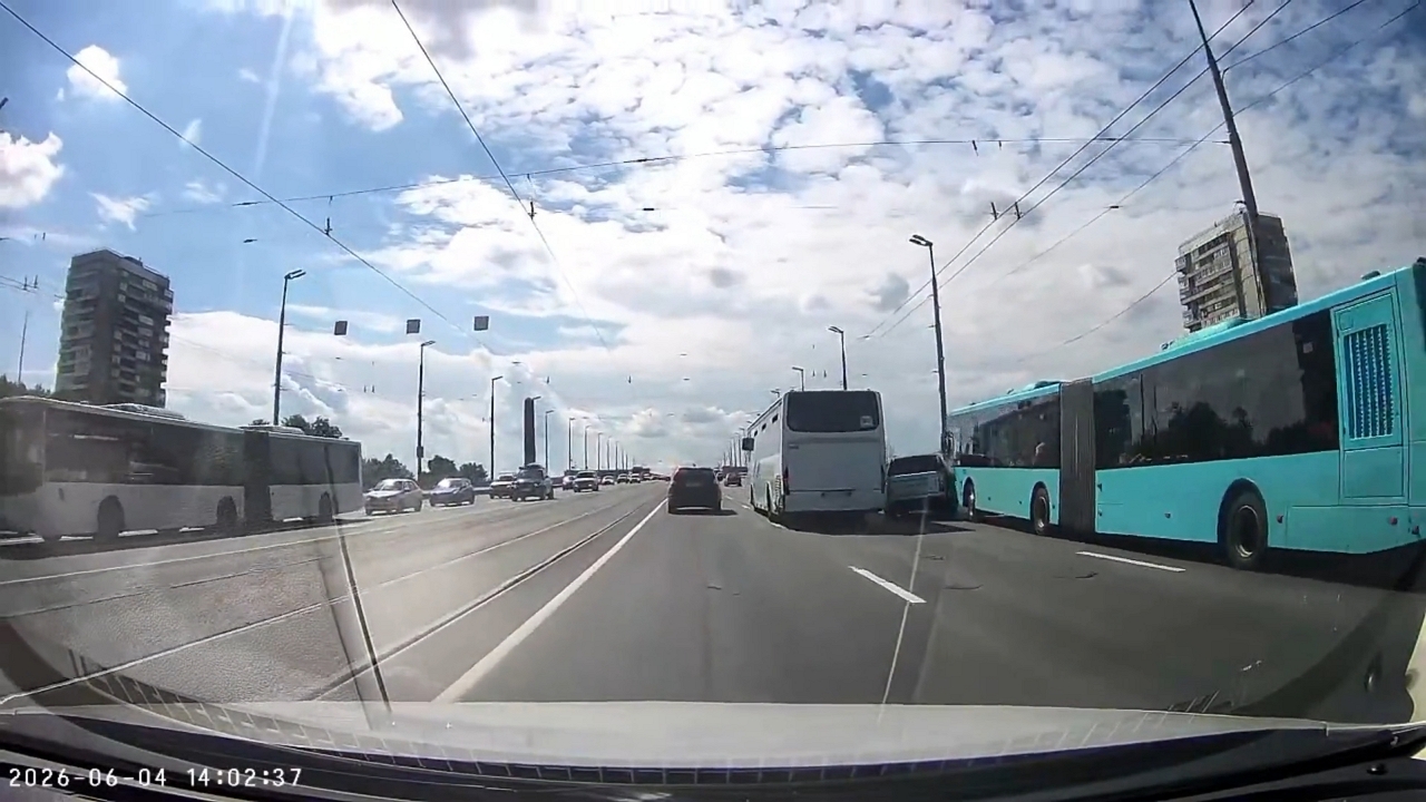 SUV swerves and crashes into bus on Narodnaya Street