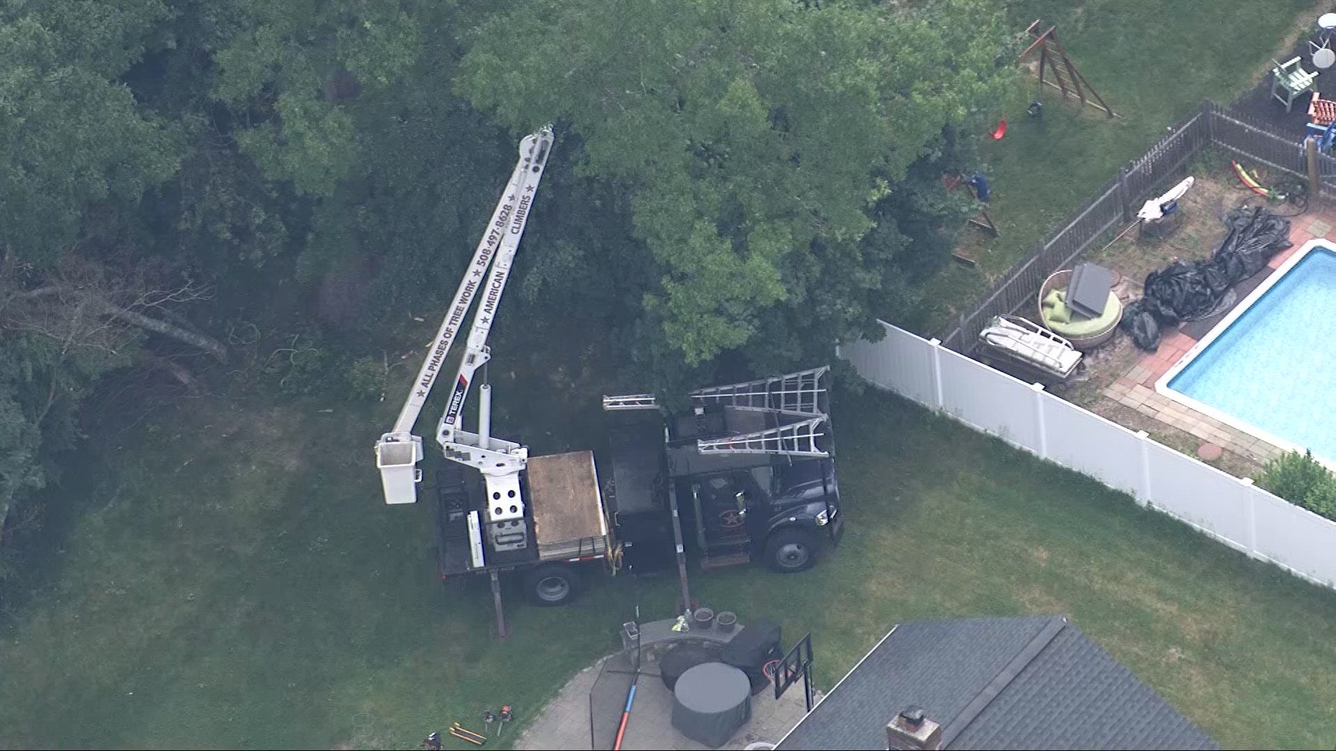 Crews rescue seriously injured tree worker trapped 100 feet up