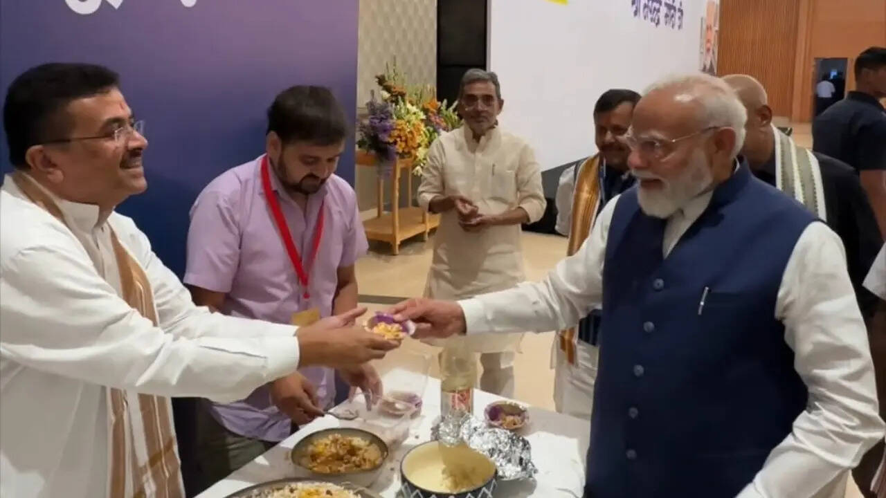 Ye wala chahiye... PM Narendra Modi eats this street food with NDA leaders