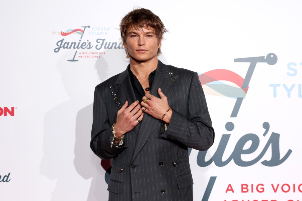 Model Jordan Barrett spotted staying at luxe Beverly Hills rental ...