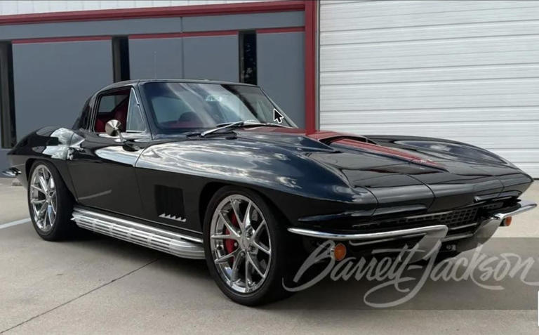 Restomod 1967 Corvette hides 600HP LS3 under that split-window style